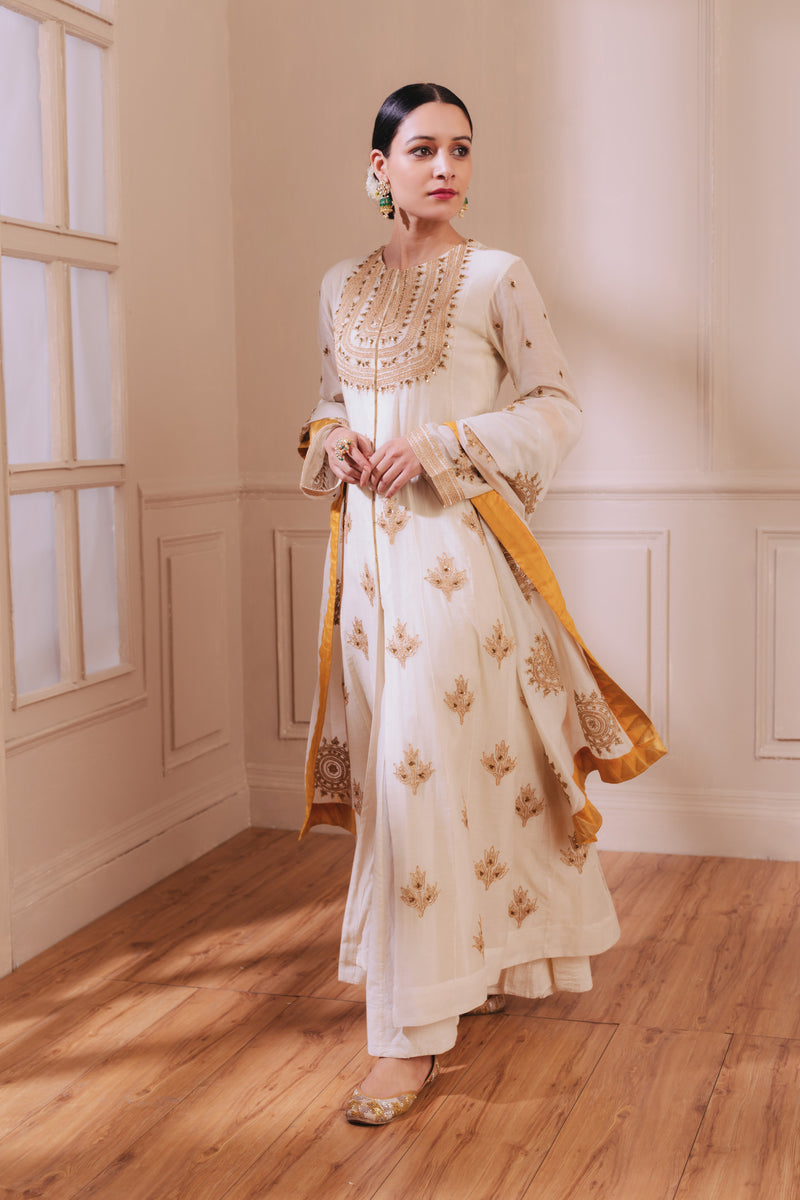 SATRANGI - Traditional Indian grandeur of Doris, Bandhej and Pitten